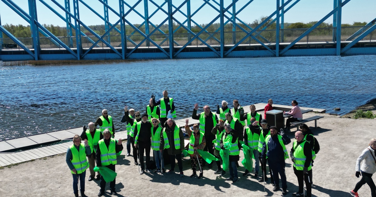 SAM Foreningen samler affald langs Gudenåen - Randers Kommune